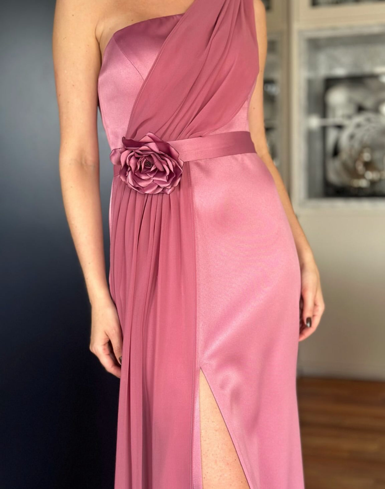 Vestido de fiesta Emma en gasa y raso ,corte asimétrico y de gran vers ...